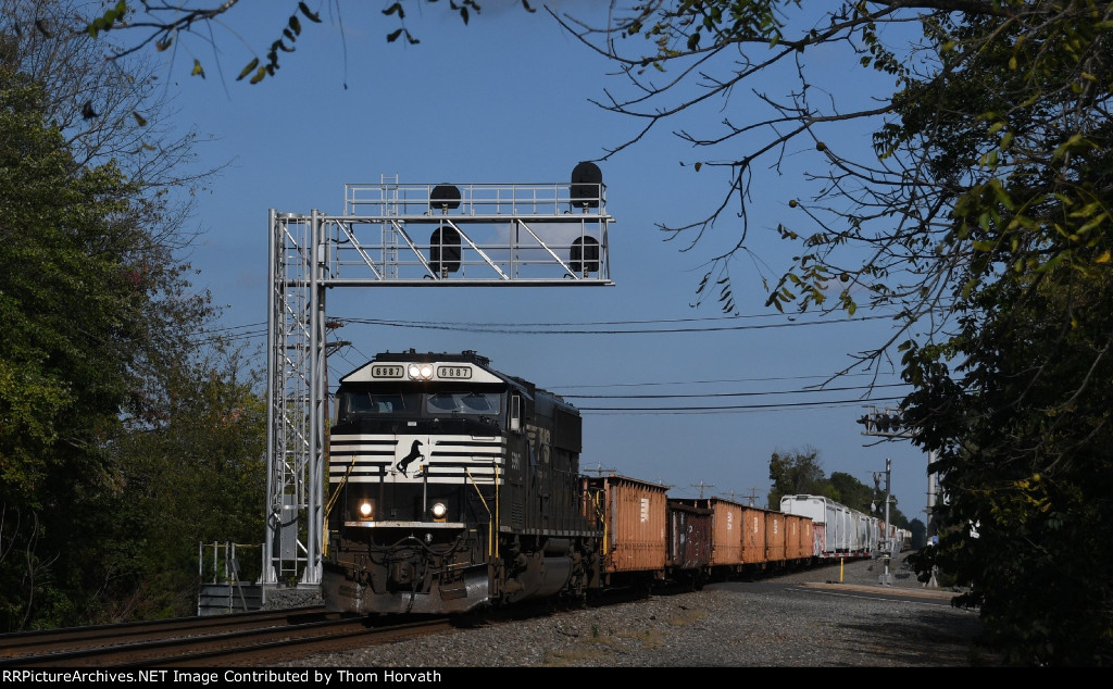 NS 6987 leads local H76 west on MAIN 2 on the Lehigh Line